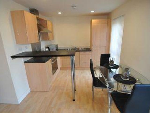 2 Bedrooms Flat for rent in Lister Court, Cuncliffe Road, Bradford BD8