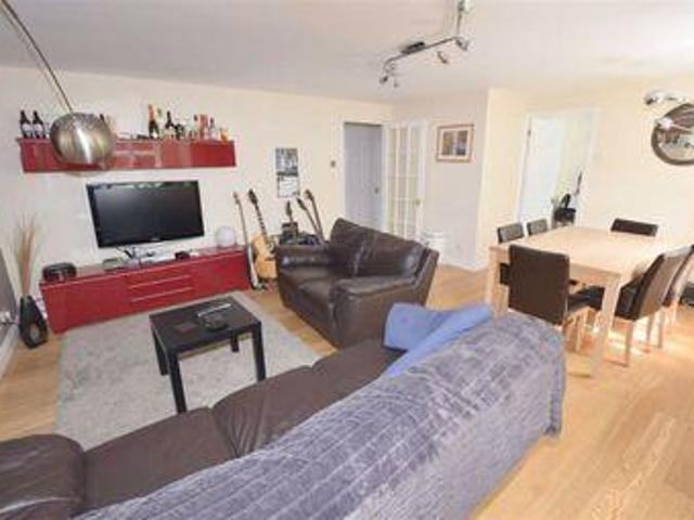 2 Bedrooms Flat for rent in Lucas Gardens, East Finchley, London N2