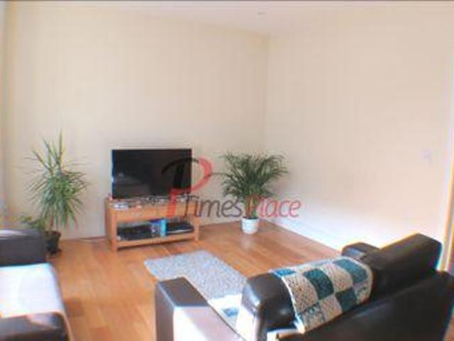2 Bedrooms Flat for rent in Lydden Grove, Wandsworth SW18
