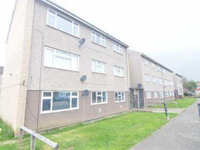 2 Bedrooms Flat for rent in Lyndhurst Road, Corringham, Essex SS17