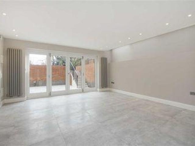 2 Bedrooms Flat for rent in Lyndhurst Road, Hampstead, London NW3