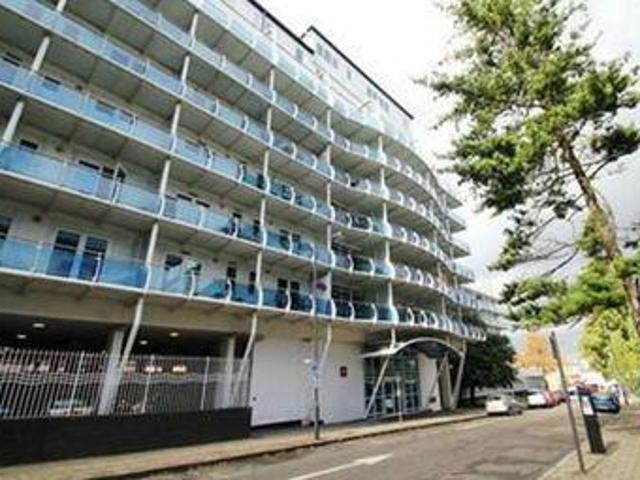 2 Bedrooms Flat for rent in Lyon Road, Harrow, Middlesex HA1