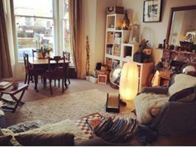 2 Bedrooms Flat for rent in Montague Road, Richmond, Surrey TW10
