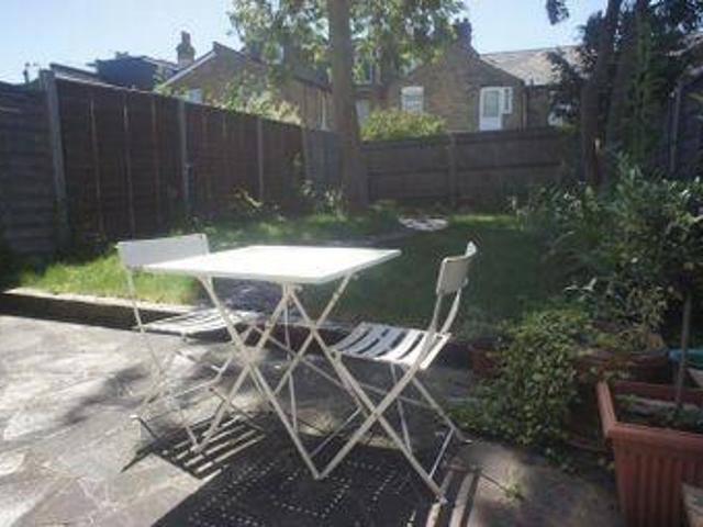2 Bedrooms Flat for rent in Moring Road, London SW17