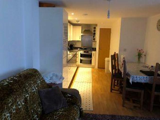 2 Bedrooms Flat for rent in Maxwell Road, Romford, Essex RM7
