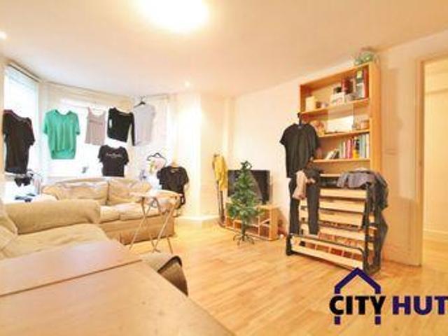 2 Bedrooms Flat for rent in Mayes Road, London N22