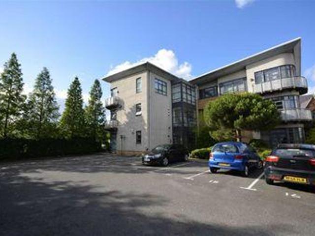 2 Bedrooms Flat for rent in Mayfair Gardens, Whitefield, Manchester M45