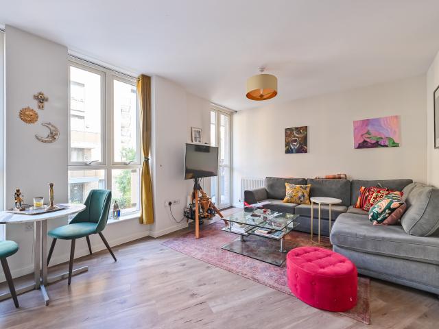 2 Bedrooms Flat for Rent in Maypole Court | Foxtons