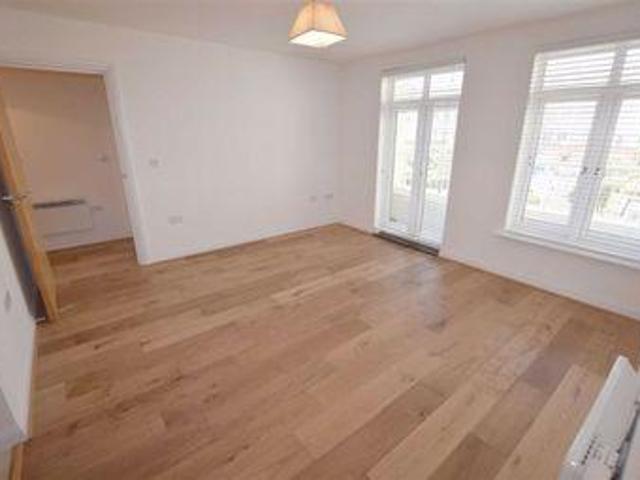 2 Bedrooms Flat for rent in Magdalene Gardens, Whetstone, London N20