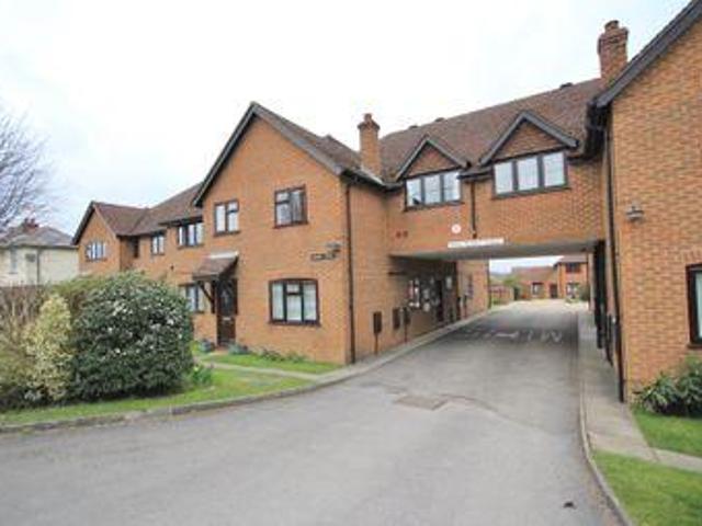 2 Bedrooms Flat for rent in Main Road, Naphill, High Wycombe HP14
