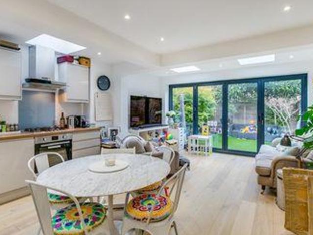 2 Bedrooms Flat for rent in Mallinson Road, Battersea SW11