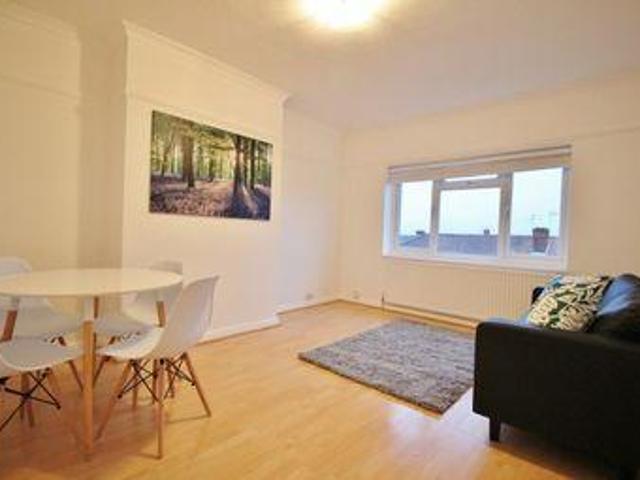 2 Bedrooms Flat for rent in Manor Court, York Way, Whetstone N20