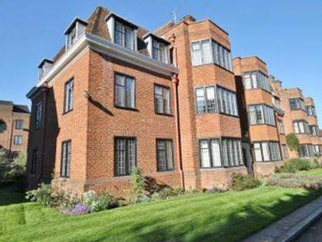 2 Bedrooms Flat for rent in Manor Fields, Putney SW15