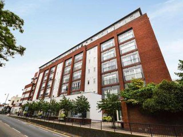 2 Bedrooms Flat for rent in Manor Road, Wallington SM6
