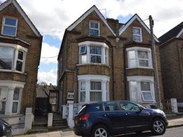 2 Bedrooms Flat for rent in Manthorpe Road, London SE18