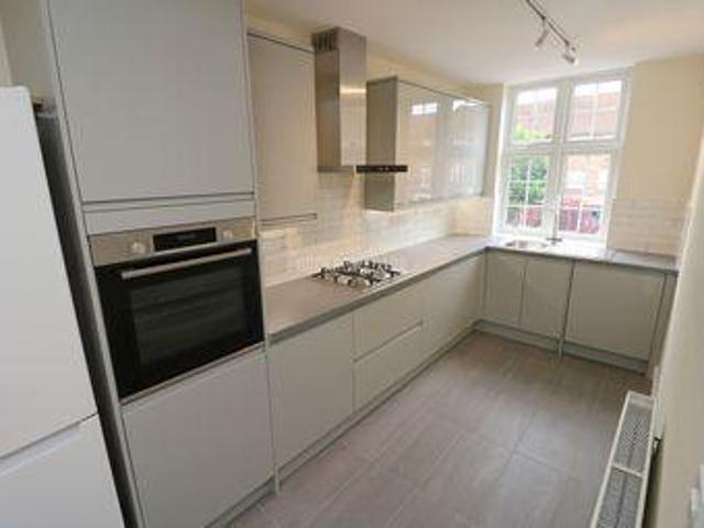 2 Bedrooms Flat for rent in Market Place, London NW11
