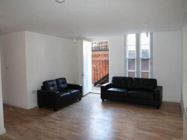 2 Bedrooms Flat for rent in Market Street, London SE18
