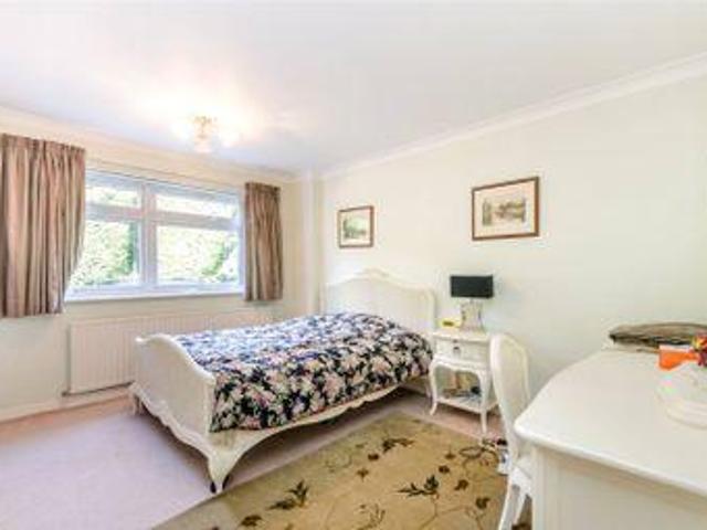 2 Bedrooms Flat for rent in Marloes Road, Kensington, London W8