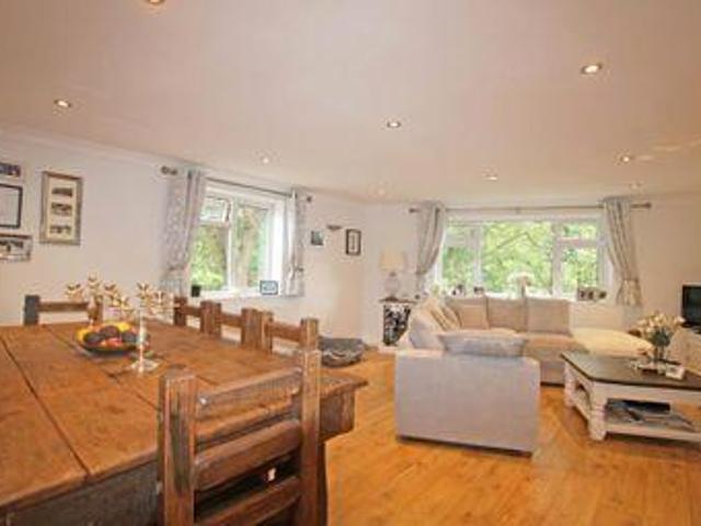 2 Bedrooms Flat for rent in Marshall Parade, Coldharbour Road, Pyrford, Woking GU22