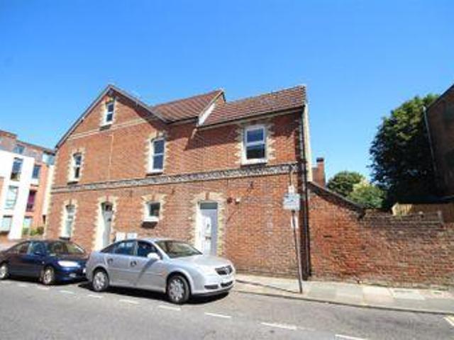 2 Bedrooms Flat for rent in Martyr Road, Guildford GU1