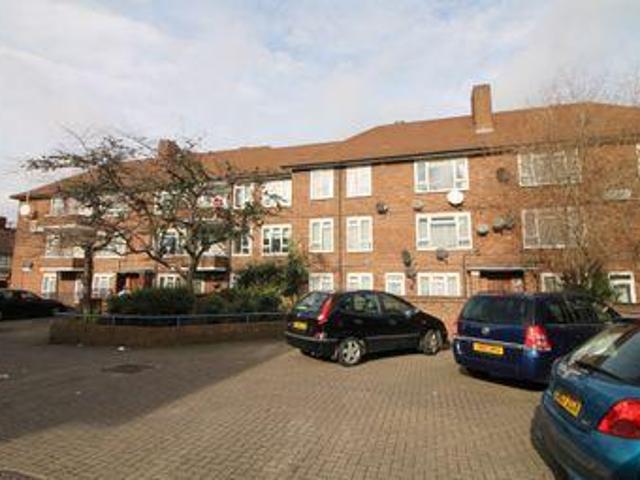 2 Bedrooms Flat for rent in Mason Close, London E16
