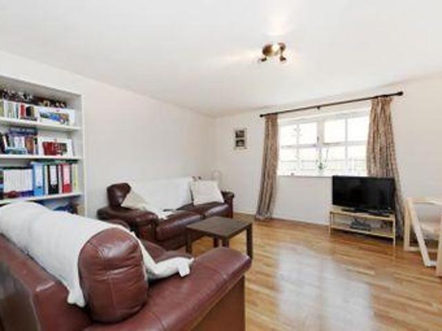 2 Bedrooms Flat for rent in Massingberd Way, Tooting Bec, London SW17