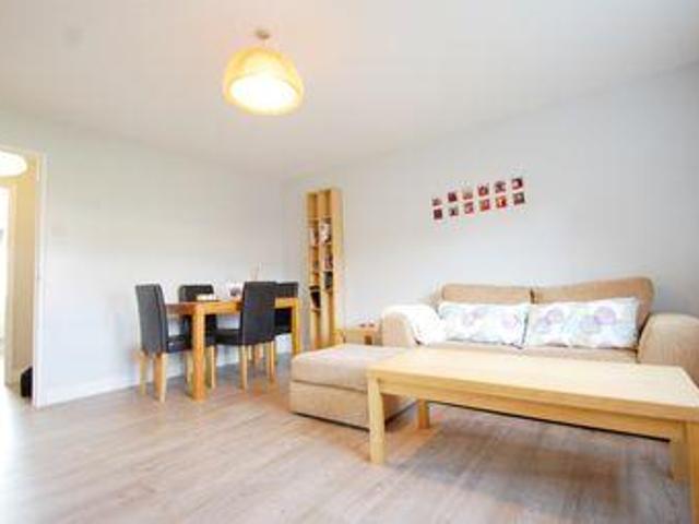 2 Bedrooms Flat for rent in Massingberd Way, Tooting SW17