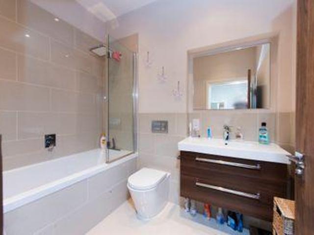2 Bedrooms Flat for rent in Meadow, London SW8