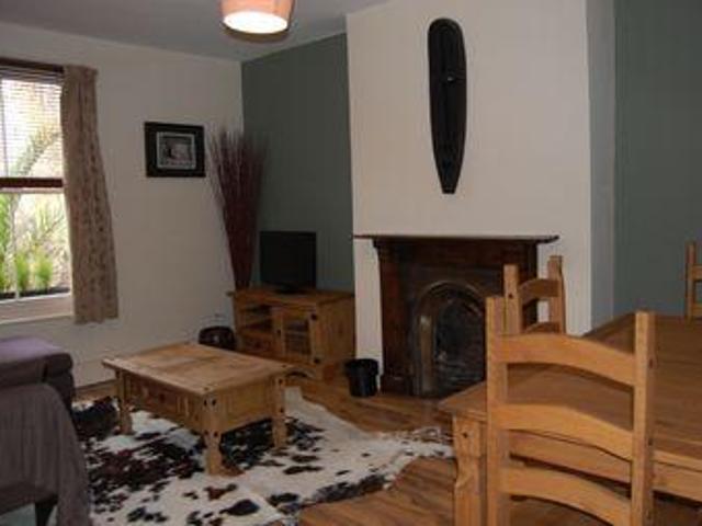2 Bedrooms Flat for rent in Meadow Road, London SW8