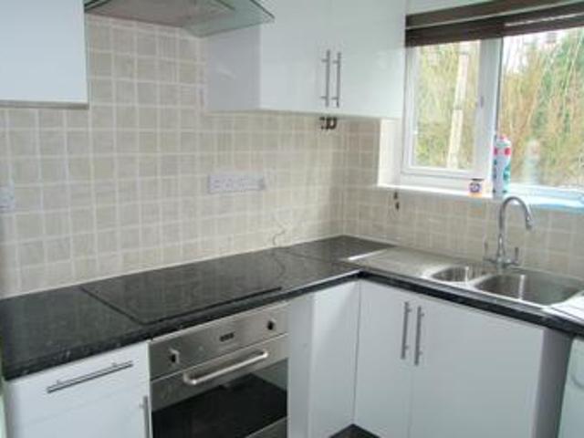 2 Bedrooms Flat for rent in Meadow View Road, Lower Sydenham SE6