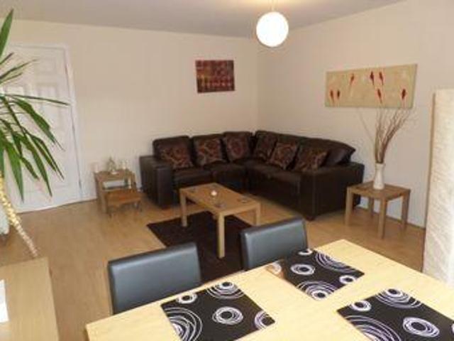 2 Bedrooms Flat for rent in Meadowpark Street, Dennistoun, Glasgow G31