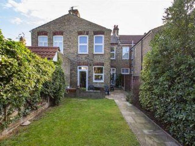 2 Bedrooms Flat for rent in Meads Road, Wood Green N22