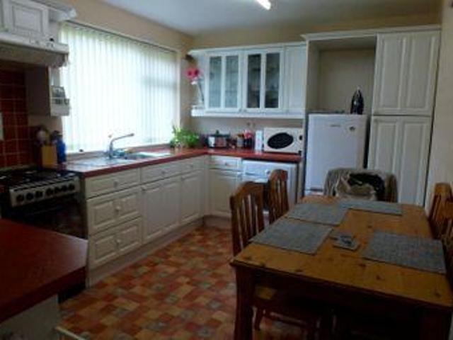 2 Bedrooms Flat for rent in Meadway Court, Kingston Lane, Southwick BN42