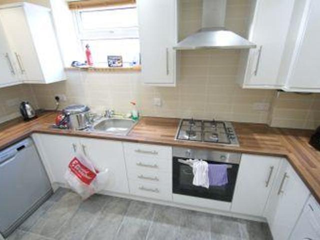 2 Bedrooms Flat for rent in Meanwood Road, Meanwood, Leeds LS7