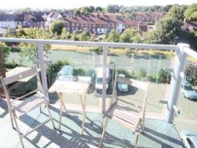 2 Bedrooms Flat for rent in Medhurst Drive, Bromley, Kent BR1