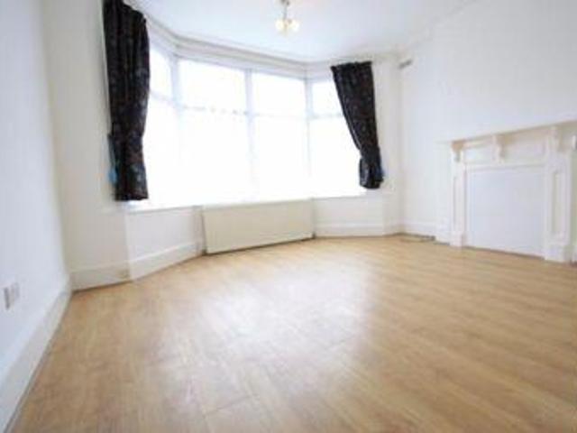 2 Bedrooms Flat for rent in Melfort Road, Thornton Heath CR7