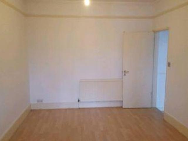 2 Bedrooms Flat for rent in Melfort Road, Thornton Heath CR7