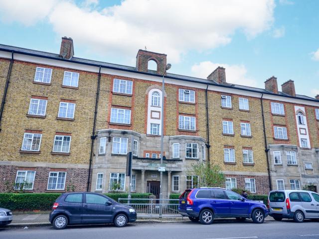2 Bedrooms Flat for Rent in Merton Road | Foxtons