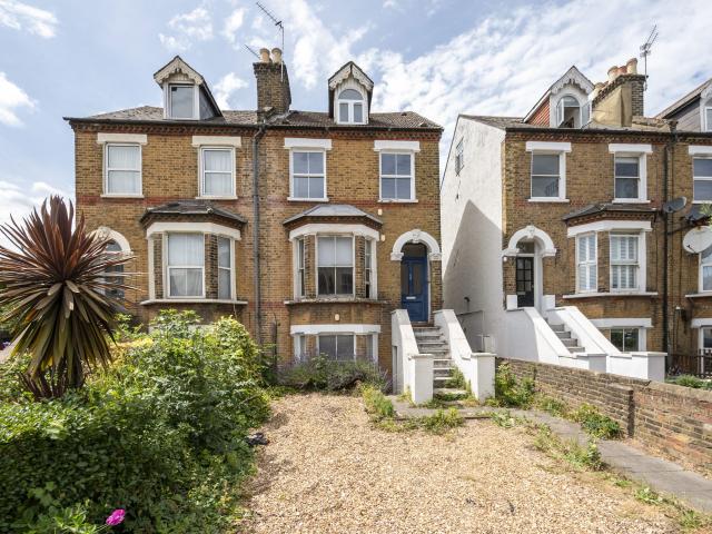 2 Bedrooms Flat for Rent in Merton Road | Foxtons