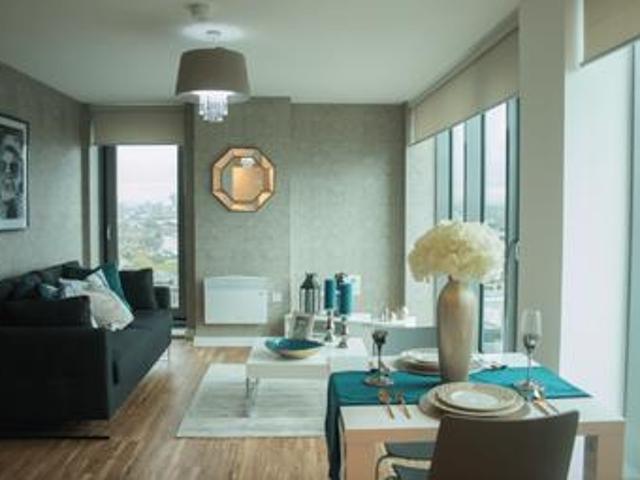 2 Bedrooms Flat for rent in Michigan Avenue, Salford M50