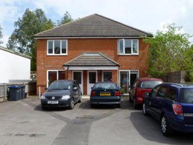 2 Bedrooms Flat for rent in Middleton Road, Salisbury SP2