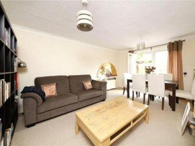 2 Bedrooms Flat for rent in Milbourne Street, London E9