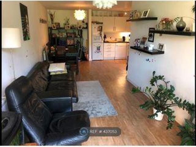 2 Bedrooms Flat for rent in Mill Court, London SW18