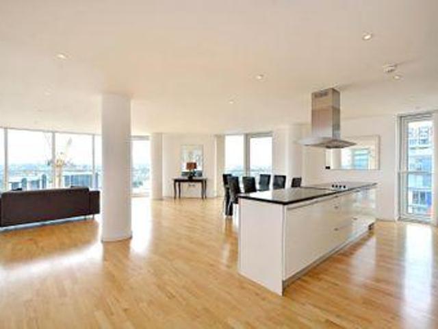2 Bedrooms Flat for rent in Millharbour, London E14