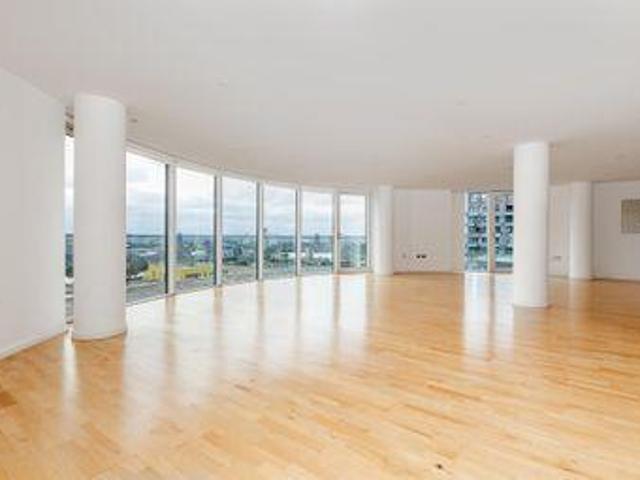 2 Bedrooms Flat for rent in Millharbour, London E14