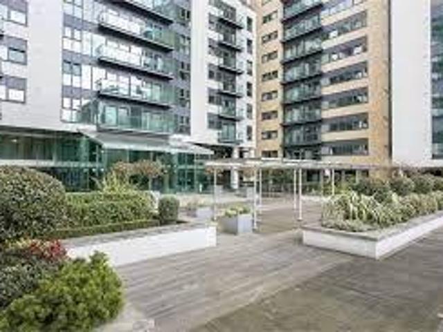 2 Bedrooms Flat for rent in Millharbour, London E14