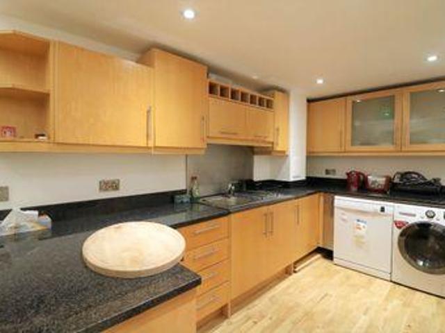 2 Bedrooms Flat for rent in Millharbour, London E14