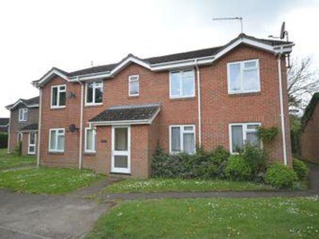 2 Bedrooms Flat for rent in Mimosa Close, Lindford, Bordon GU35