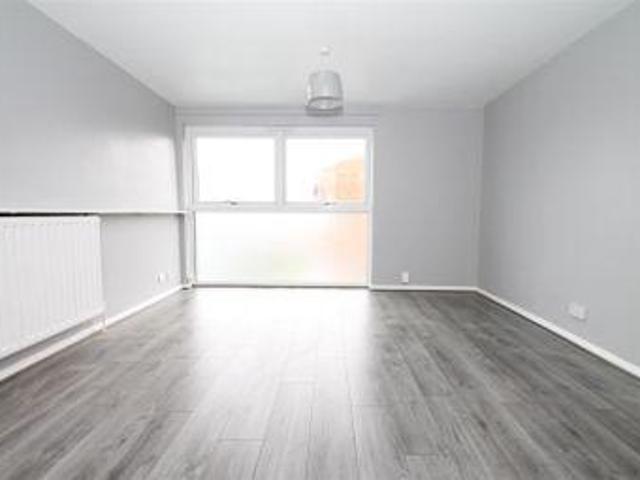 2 Bedrooms Flat for rent in Mintern Close, Hedge Lane, London N13