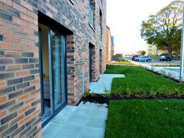 2 Bedrooms Flat for rent in Muirhouse Parkway, Muirhouse, Edinburgh EH4